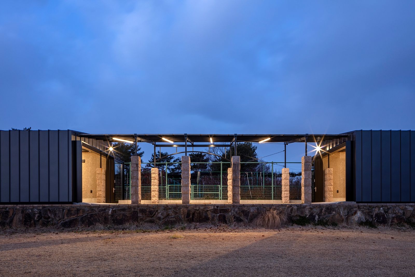 石と鉄の回廊－no.505 Hiroshima Winery－の写真 | TECTURE（テクチャー）