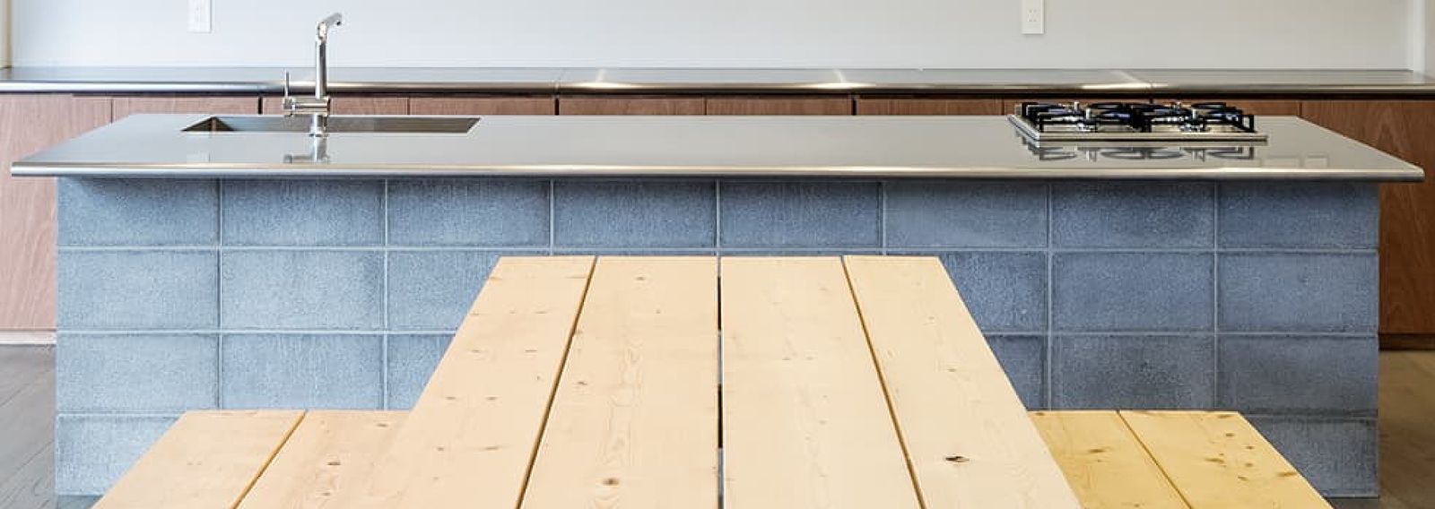 造作キッチン 腰：セメントブロック 天板：SUS | TECTURE（テクチャー）