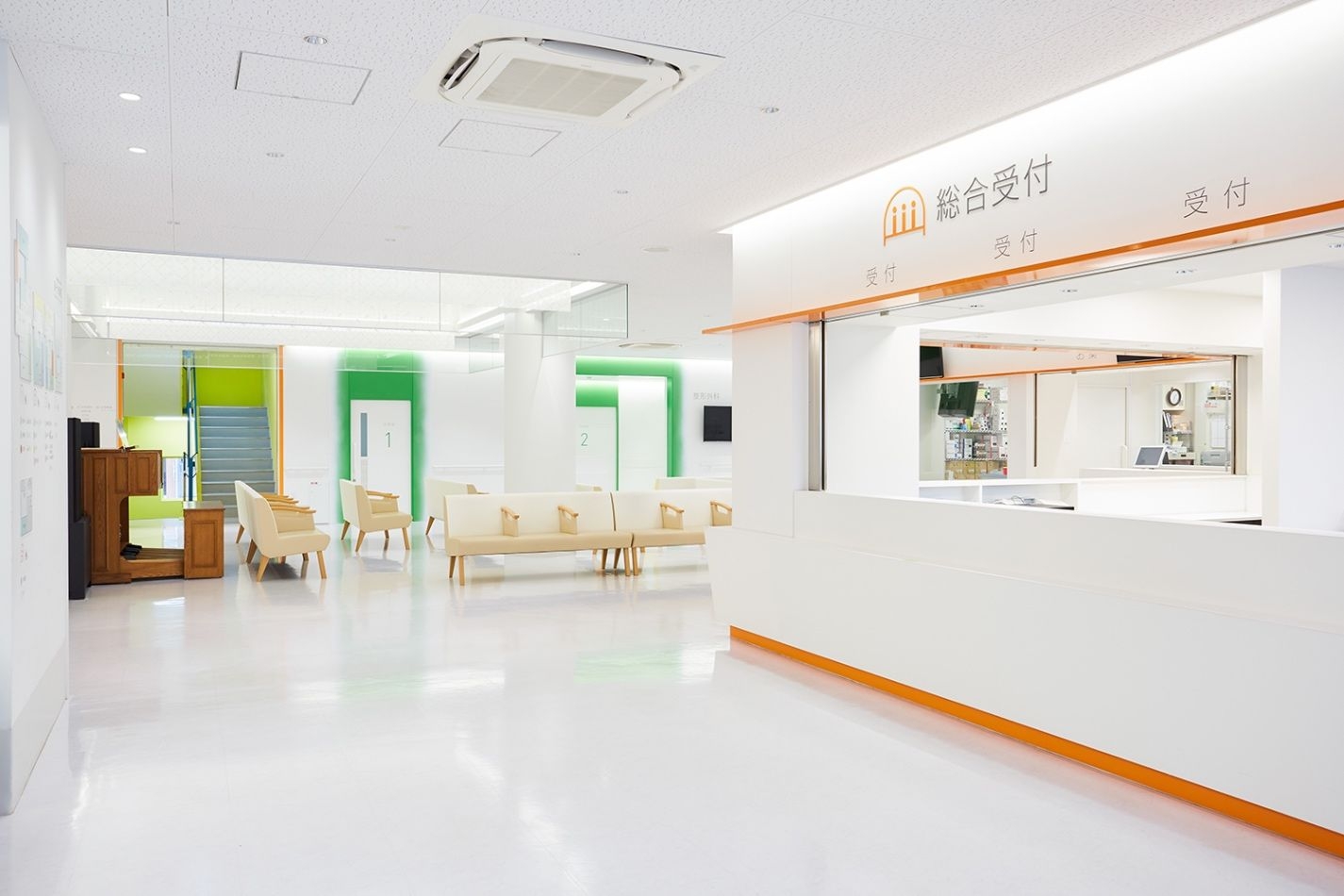 光をうけて色彩が広がる健やかな医療空間 A病院 外来棟の写真 | TECTURE（テクチャー）