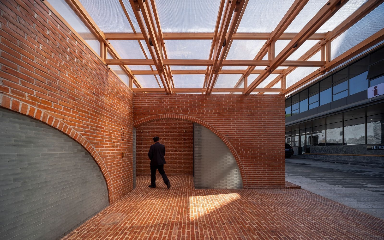 Red Brick Public Toilet on Liuba Old Streetの写真 | TECTURE（テクチャー）