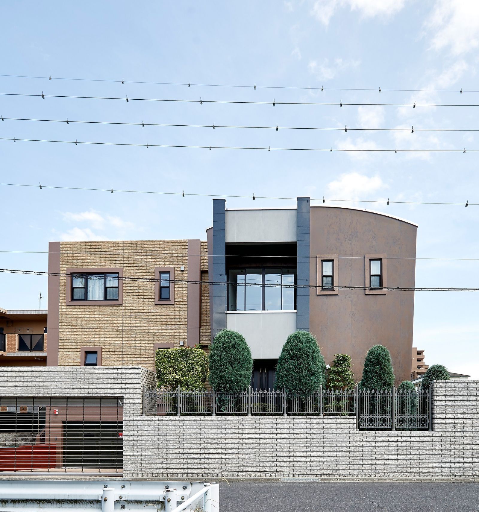 ラミナムジャパン/【外壁材】大判タイルの個人邸外壁採用事例 | TECTURE（テクチャー）