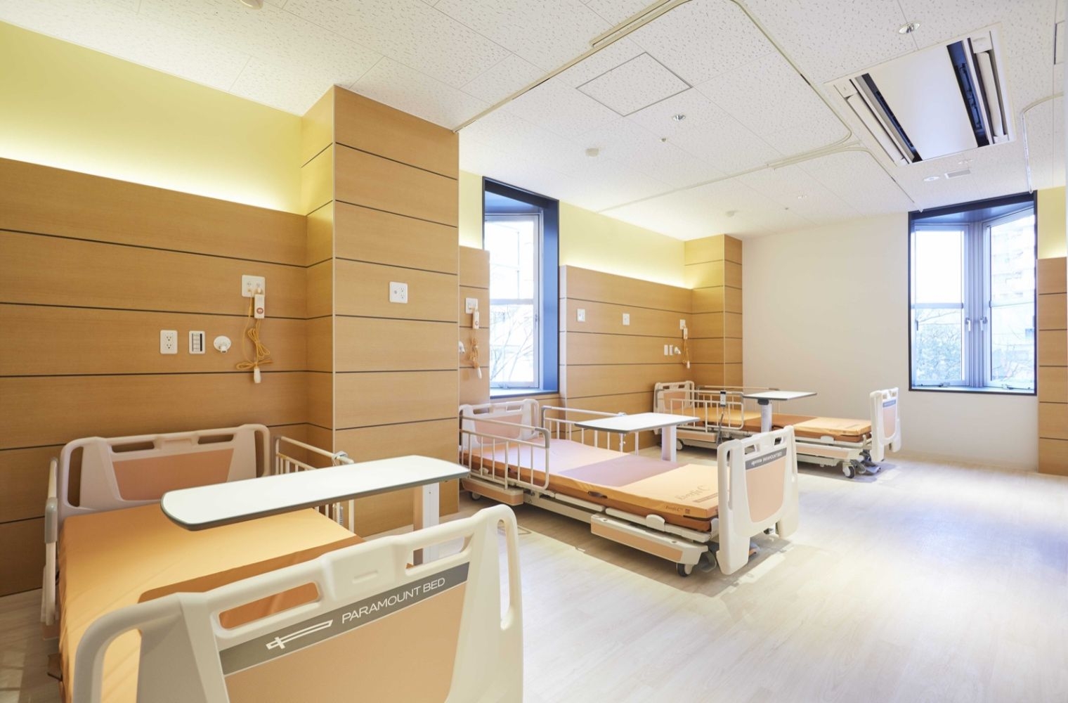 光をうけて色彩が広がる健やかな医療空間 A病院 外来棟の写真 | TECTURE（テクチャー）